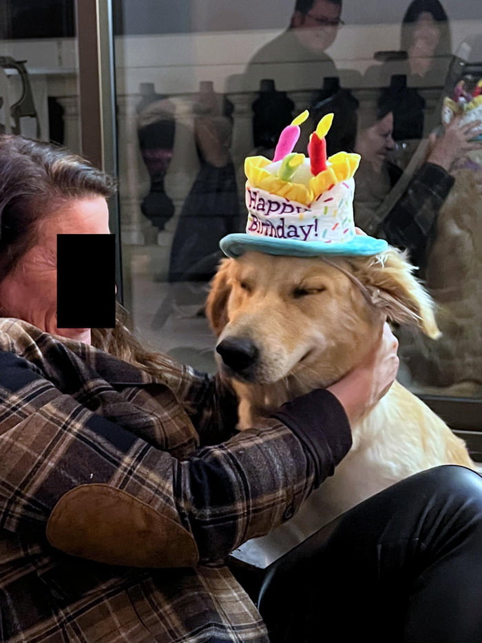 Here is a happy cake - 9GAG