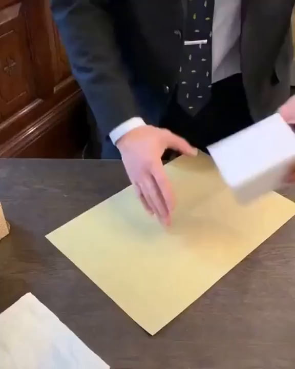 This guy wraping a box - 9GAG