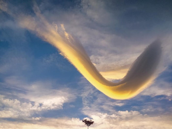 V Shaped Cloud That Goes Viral In Indonesia - 9GAG