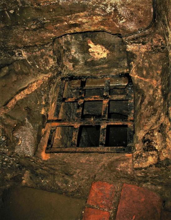 The lower dungeon of Warwick Castle. An 'oubliette', where prisoners ...