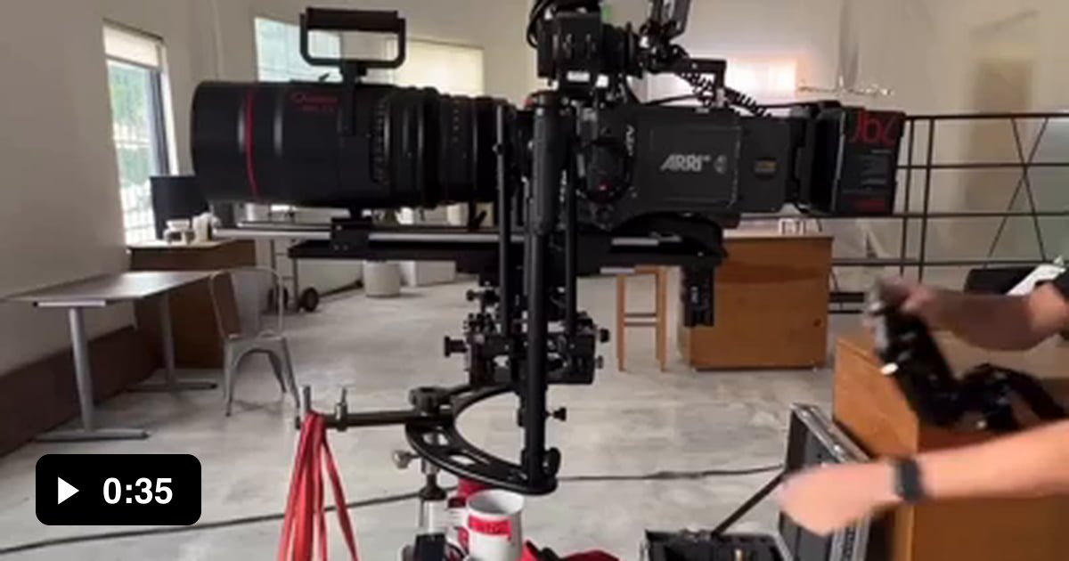 This is how cinematographers operate large & heavy camera with ease ...