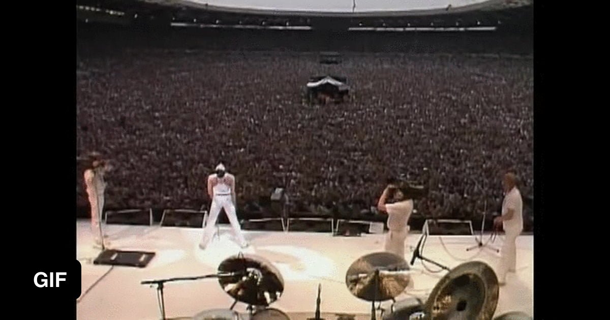 Speed of sound visualized via waves of Queen fans clapping in rythym ...
