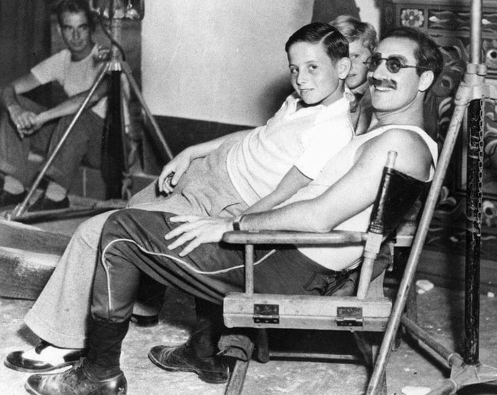 Groucho Marx with his son Arthur on the set of "Duck Soup" (1933) - 9GAG