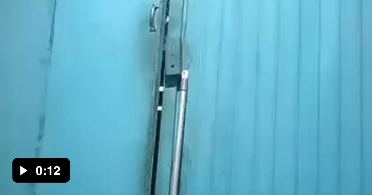 Botol amer diketuk ketuk pecah lah coek! Kirain botol mahal wine kali ...