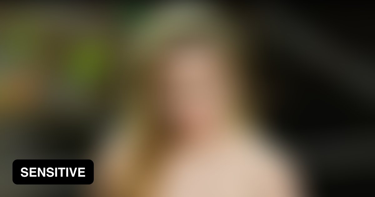 Brie Larson receiving her award for best rack - 9GAG