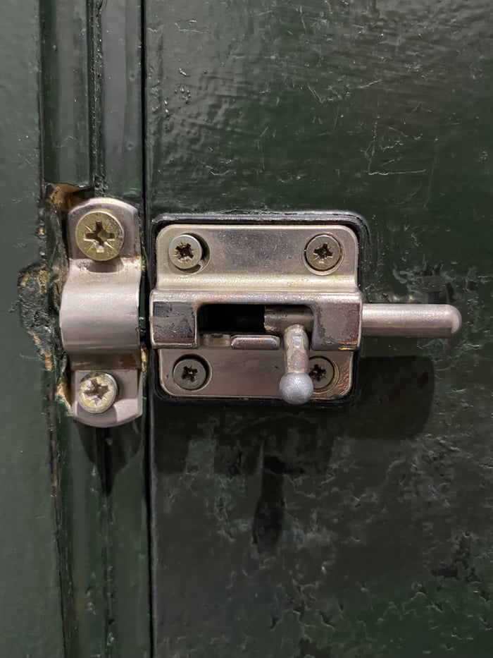 Toilet lock in a bar, good job ! - 9GAG