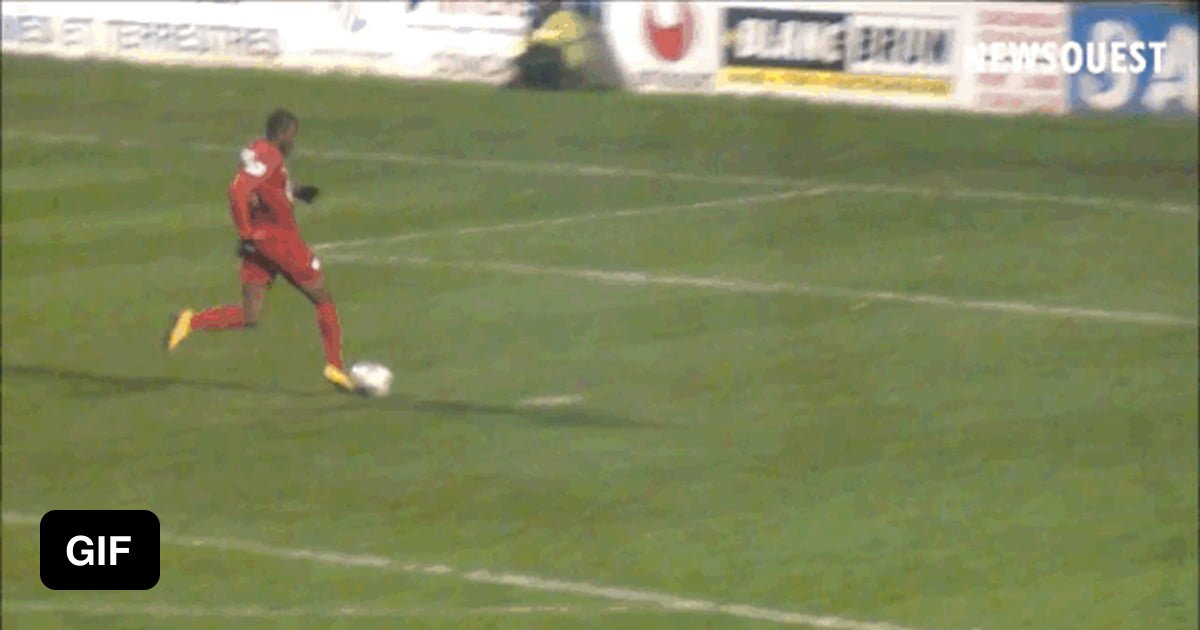 Soccer player trolls goalie by scoring goal in the best way imaginable ...