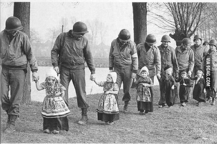 American soldiers with Dutch children, late 1944. - 9GAG