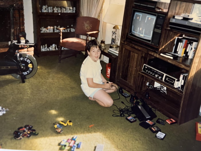 What the 80s actually looked like: 70s Berber carpet. Stereo still had ...