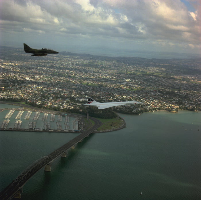Low Altitude Concorde - 9GAG