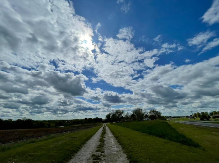 Always appreciated how nice and straight the long driveway is here - 9GAG