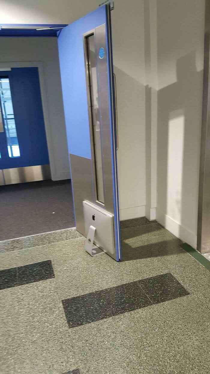 Mac doesn’t support windows, but it supports doors - 9GAG