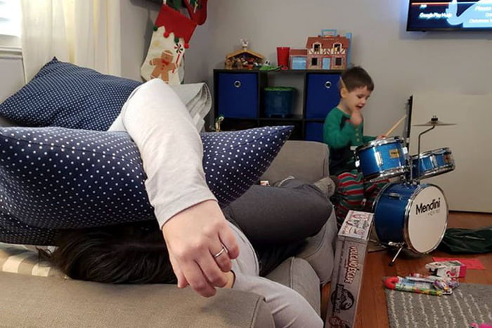 Don't worry honey, Mom will thank Uncle Dave for your Christmas gift for you... - 9GAG