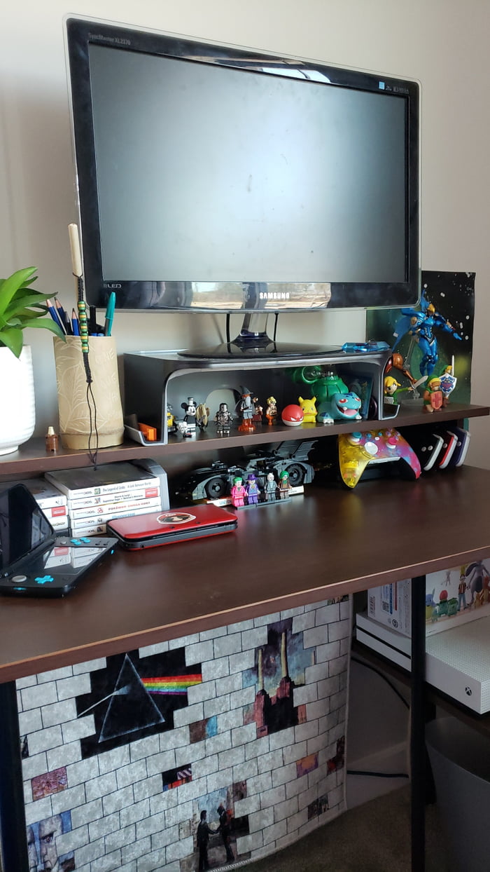 I've been gaming on this Samsung monitor since 2010. - 9GAG