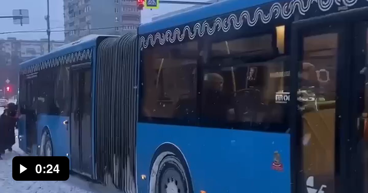 Passengers push a bus stuck in the snow - 9GAG