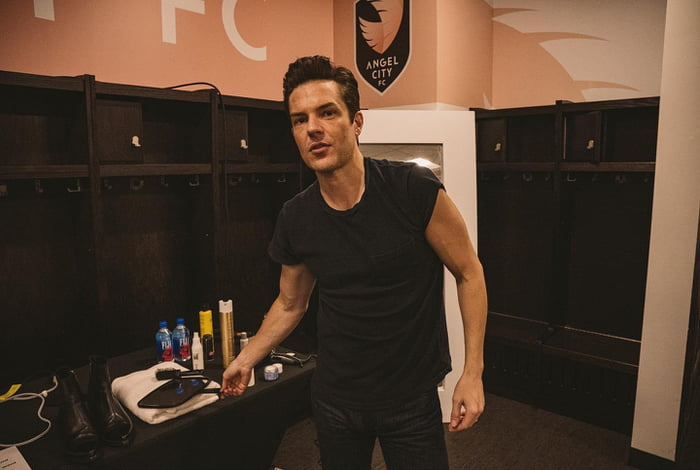 Brandon Flowers, frontman of The Killers. - 9GAG