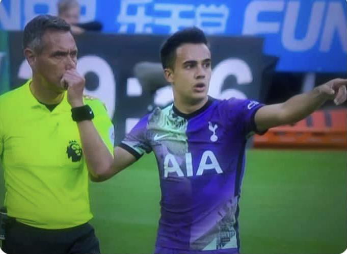 Footballer kindly helps to stop the referees nosebleed - 9GAG