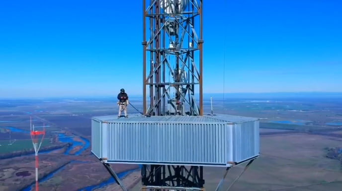 A worker near walnut grove on a 624 meters tall guyed tower. - 9GAG