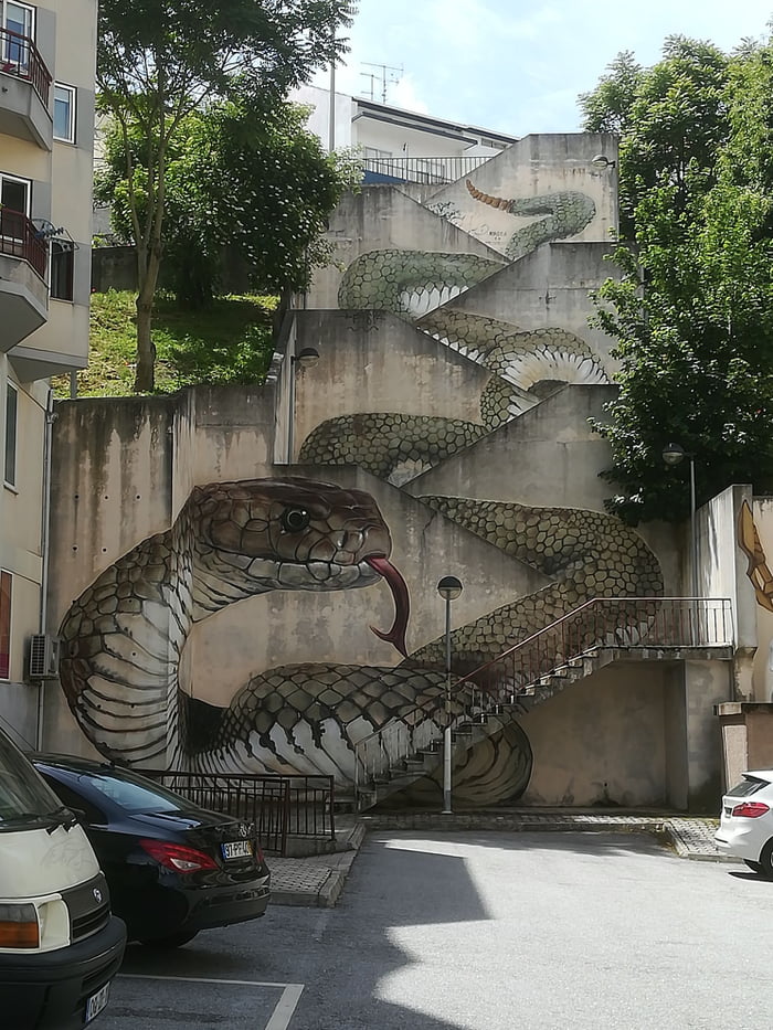 Best 3D effect graffiti I've ever seen, it really looks like it's ...