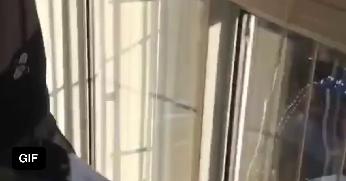 Using magnetic to clean both side of the window at once - 9GAG