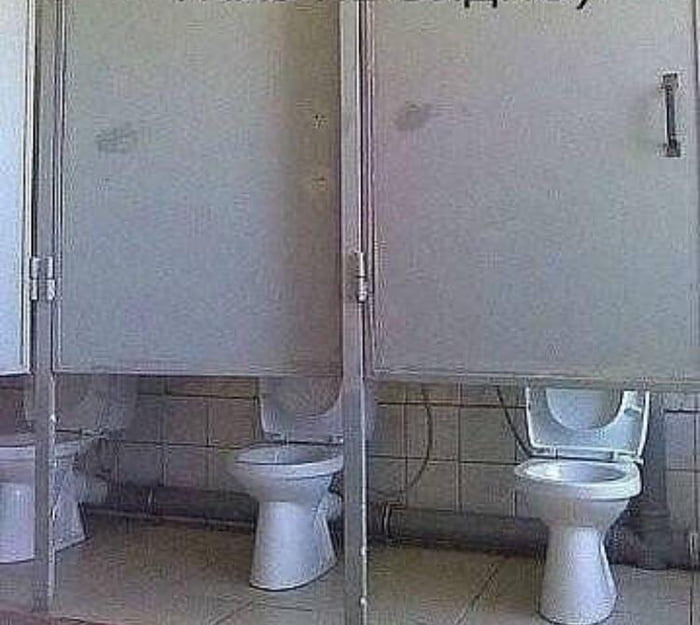 Crappy design of these very private toilet stalls - 9GAG