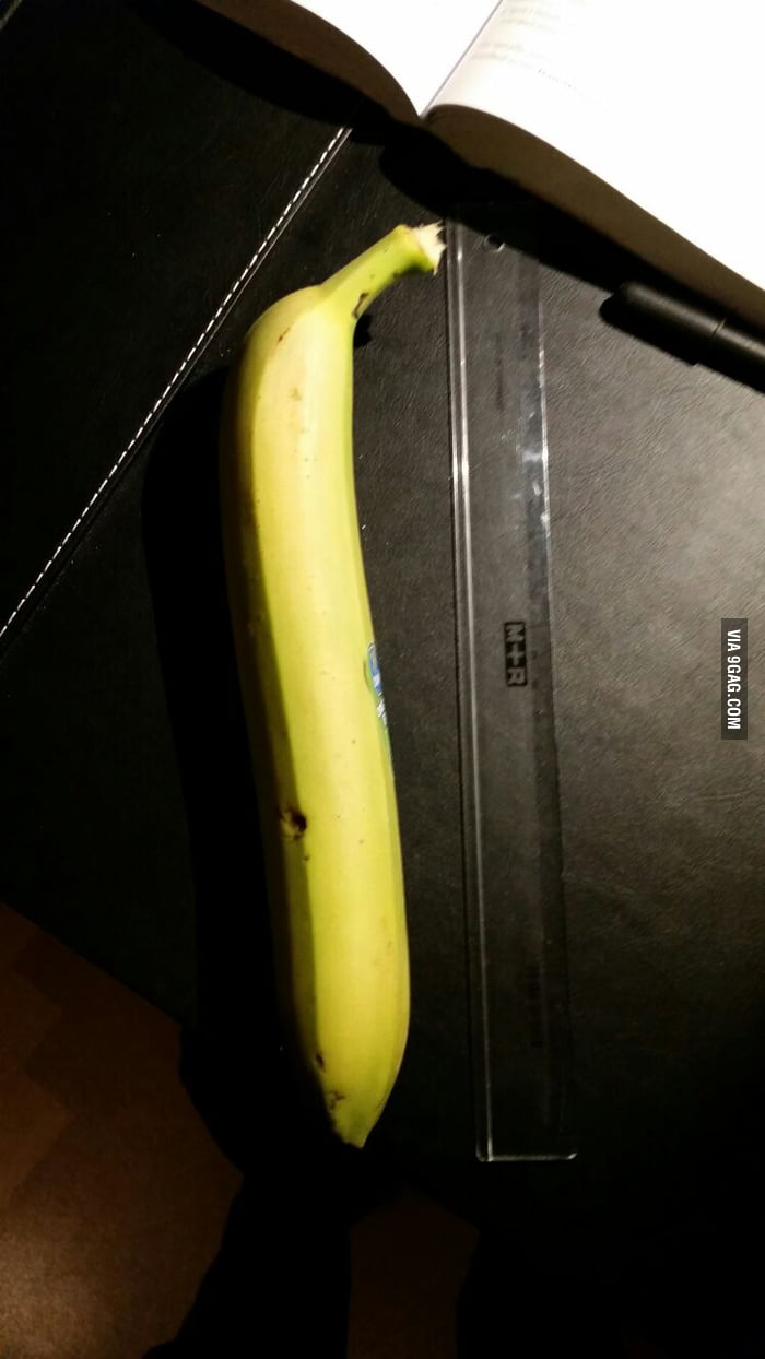 30cm ruler, banana for scale - 9GAG