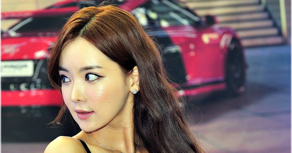 Gorgeous Korean car model with great assets. - 9GAG