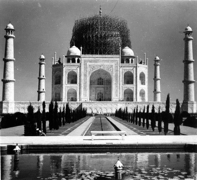 "Bamboo hat" of Taj Mahal during WW2(1942). Dome of Taj disguised as a ...
