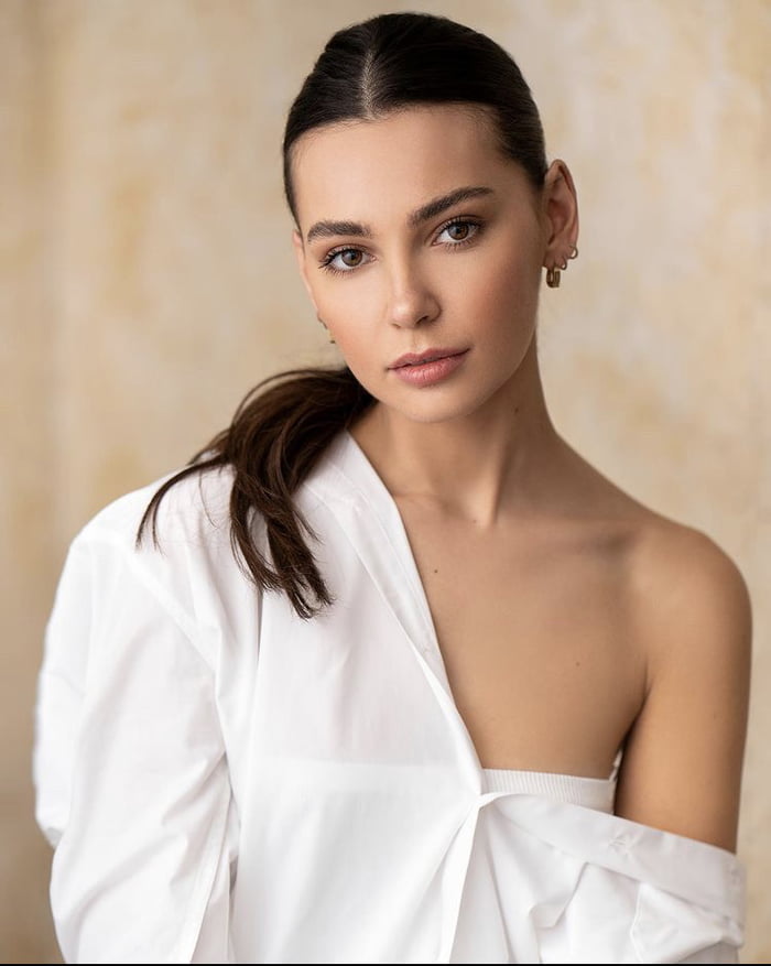 Caitlin Burles - Gal Gadot's body double in WW84 - 9GAG