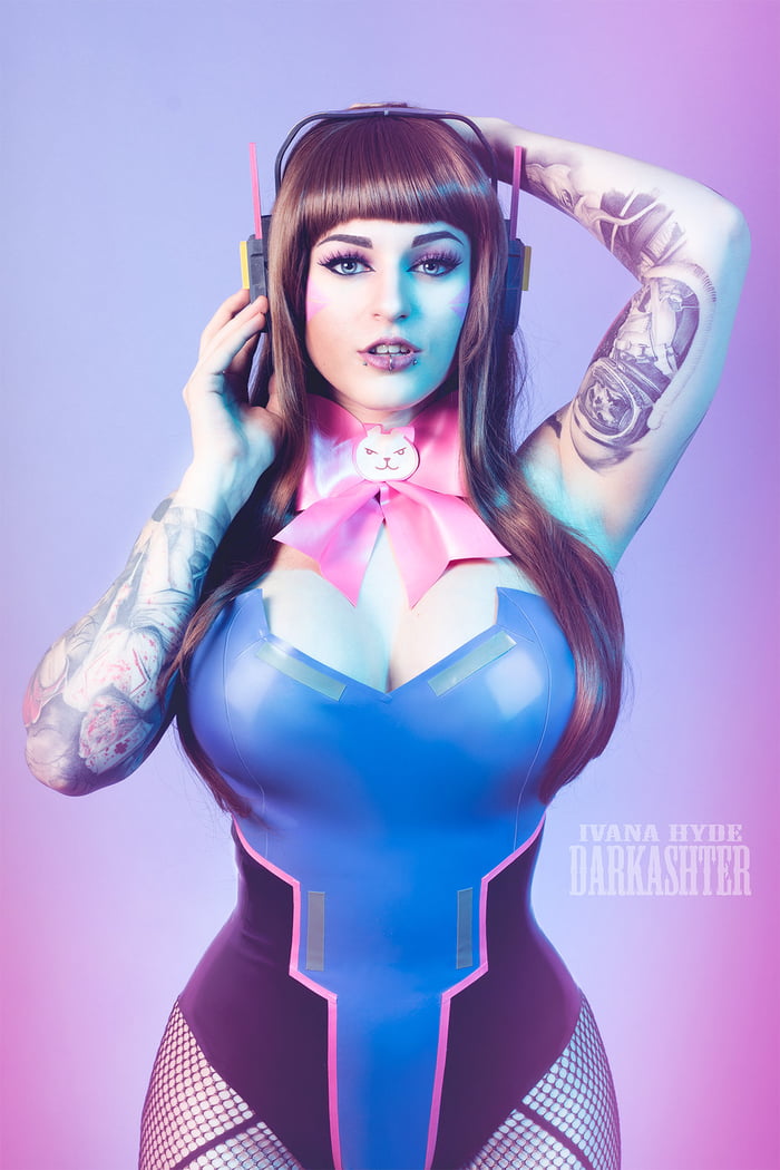 D.Va cosplay - 9GAG