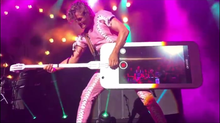 Danish bass player Stig Pedersen got a new iPhone bass - 9GAG