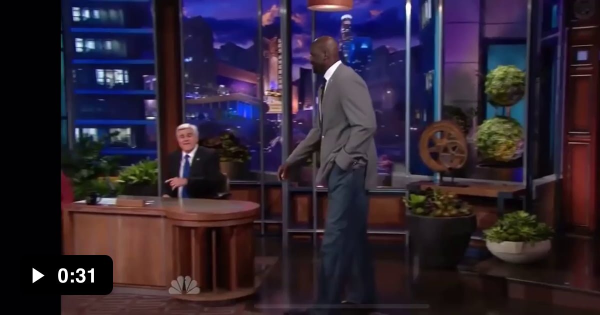 Shaq lifts Kevin Hart and waves him - 9GAG