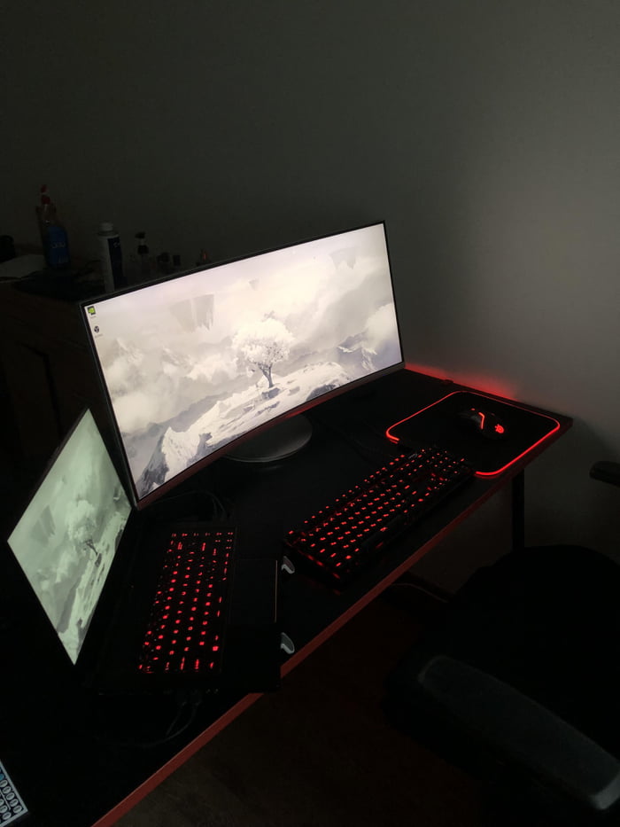 Laptop + ultra wide setup - 9GAG