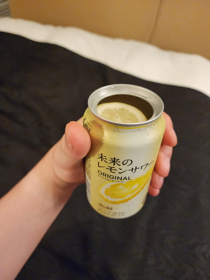 There's a real lemon slice inside the can of this new Japanese drink - 9GAG