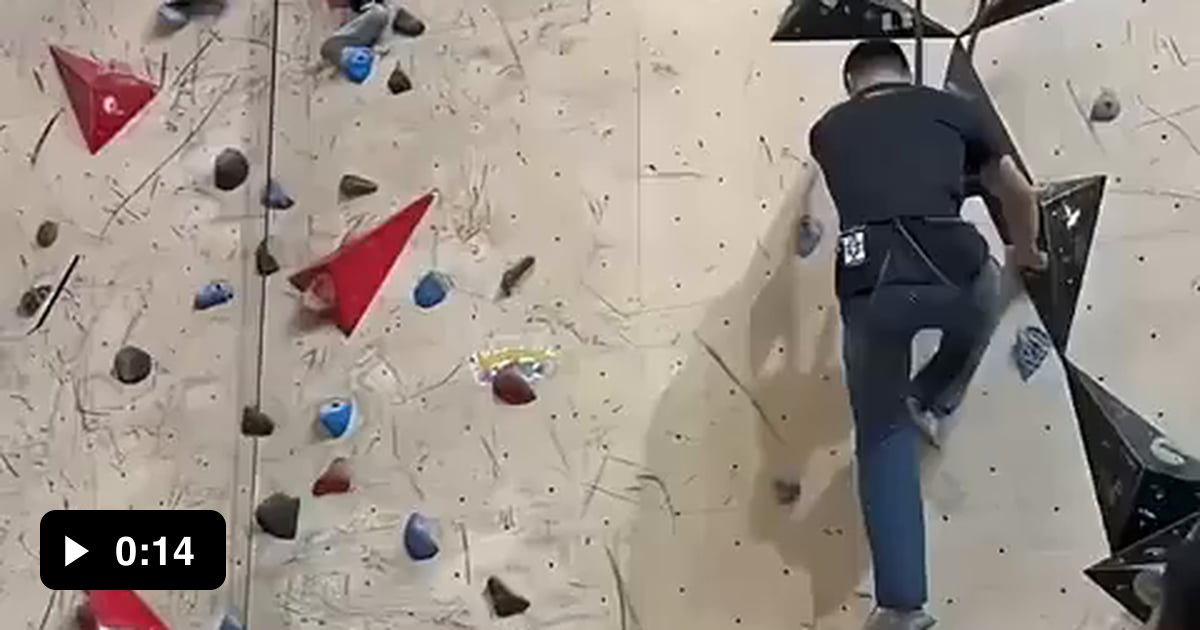 Quick reflexes on the climbing wall - 9GAG