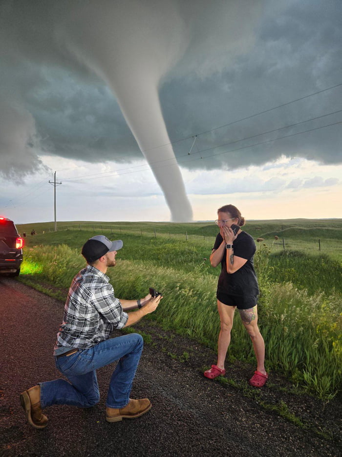 A man in South Dakota proposed to his fiancé while a tornado swirled right behind them - 9GAG