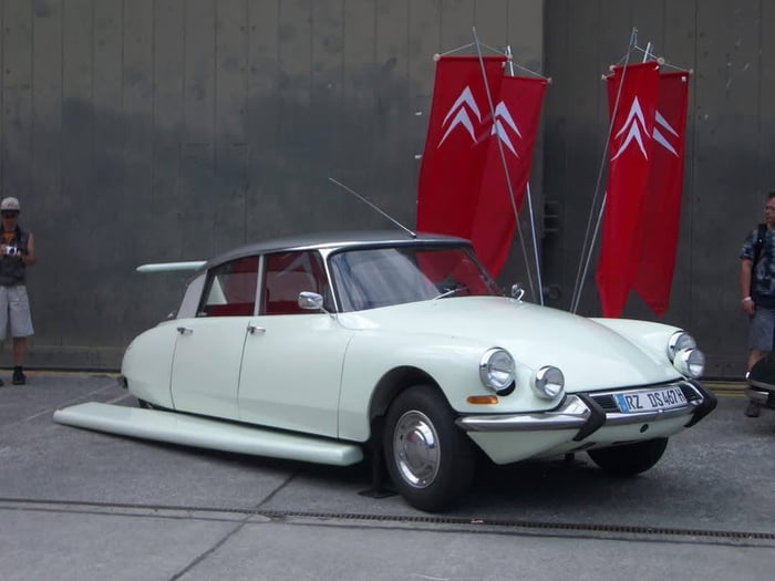 Fantômas’ Retractable Wing Rocket-Assist Flying Citroën DS 1964 - 9GAG