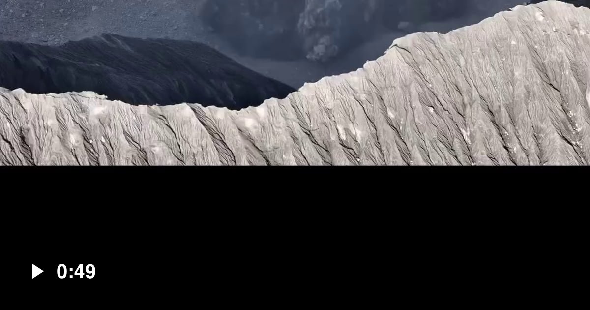 Mount Dokono in Indonesia erupting. Some climbers almost pepsi by falling rock. Yes, it's so ...