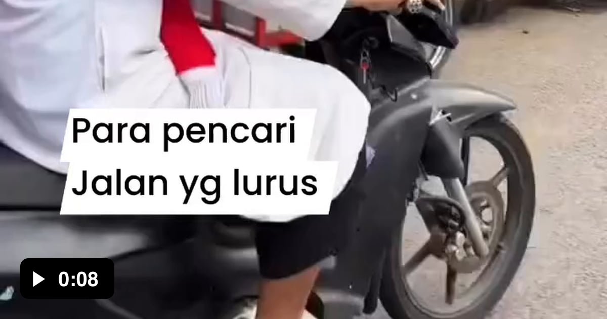Ketika sholat di tengah jalan terlalu mainstream - 9GAG