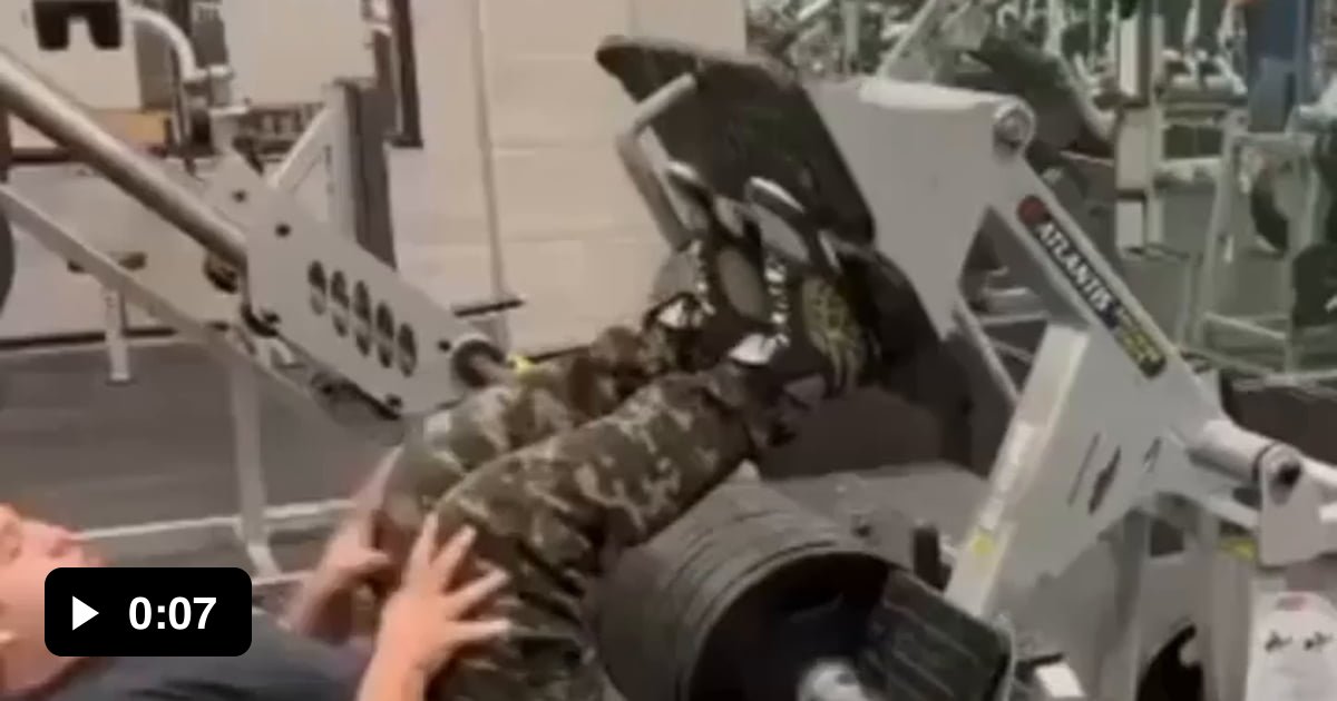 A man overdoes it on the trainer, forgetting the technique of this exercise - 9GAG