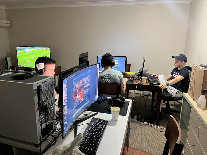 Anyone still do LAN parties? - 9GAG