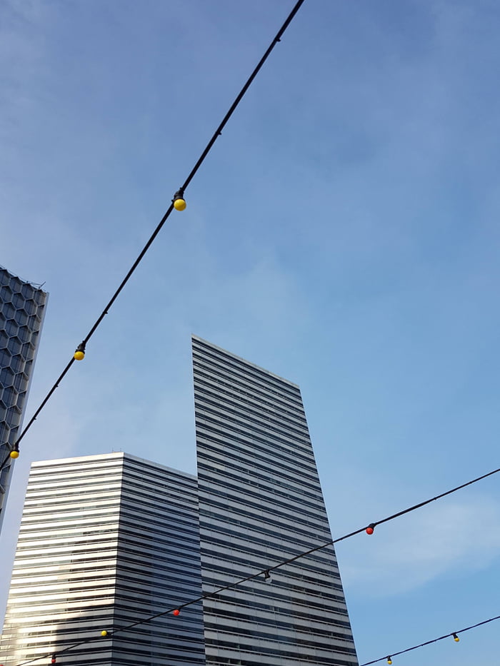 From a certain angle this building looks 2 dimentional - 9GAG