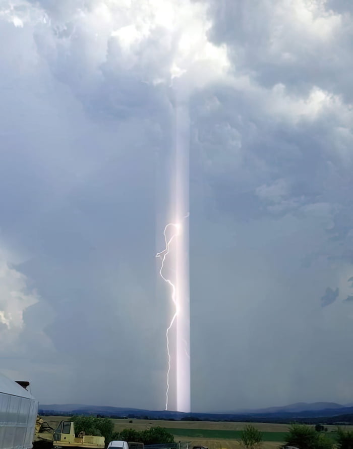Pillar of Light captured today in Greece! Wow!! - 9GAG