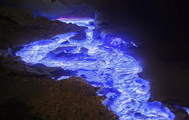 Spectacular Neon Blue Lava Pours From Indonesia's Kawah Ijen Volcano At ...