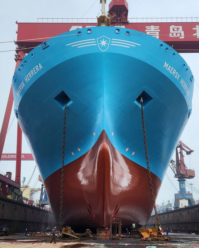 Container ship in Drydock - 9GAG