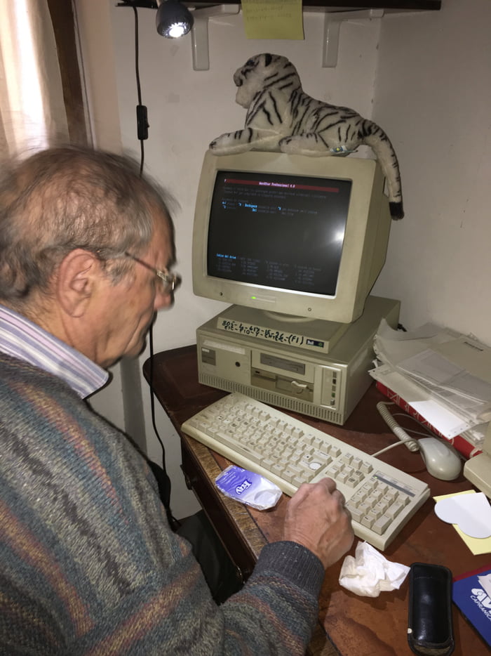 My grandpa working with his 1972 computer LOL that's so cool - 9GAG