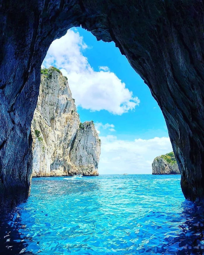 Beautiful Natural Arch Capri, Italy! - 9GAG