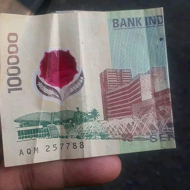 UANG 100 RIBU YANG LAMA. JANGAN LUPA TUKARKAN UANG UNTUK THR - 9GAG