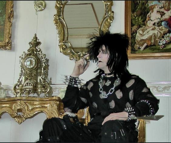 Fadades. I don't know if this singer is more terrible or hilarious. - 9GAG