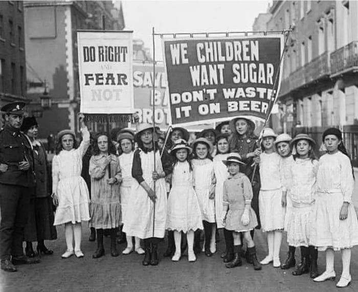 Childs temperance rally. Band of Hope. England. 1917. - 9GAG
